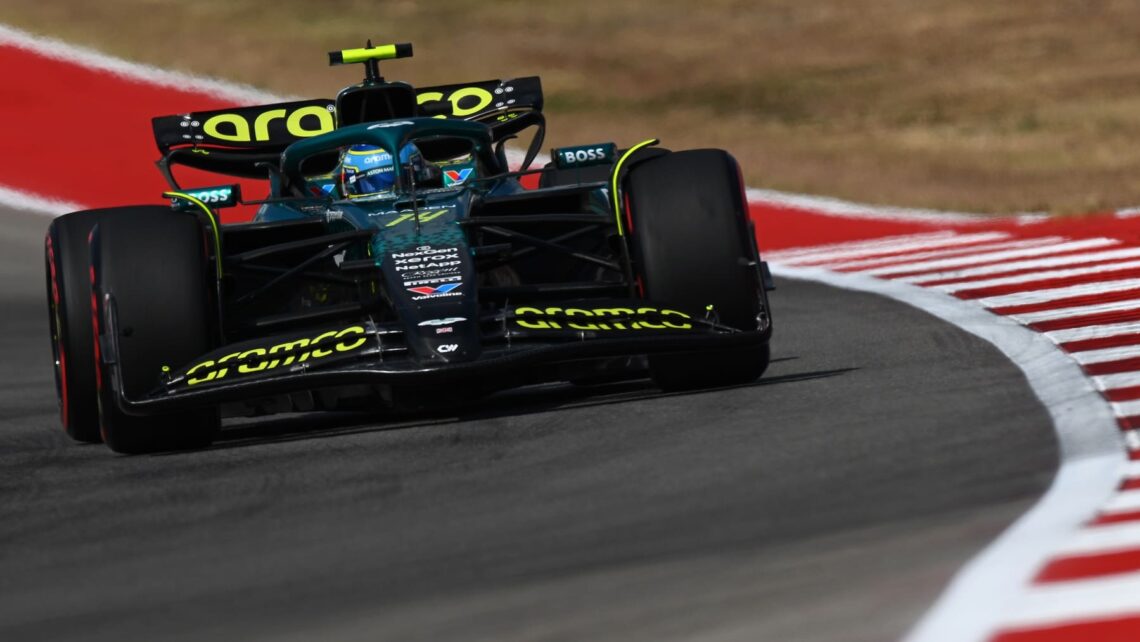 Alonso 'saca del barro' al Aston Martin