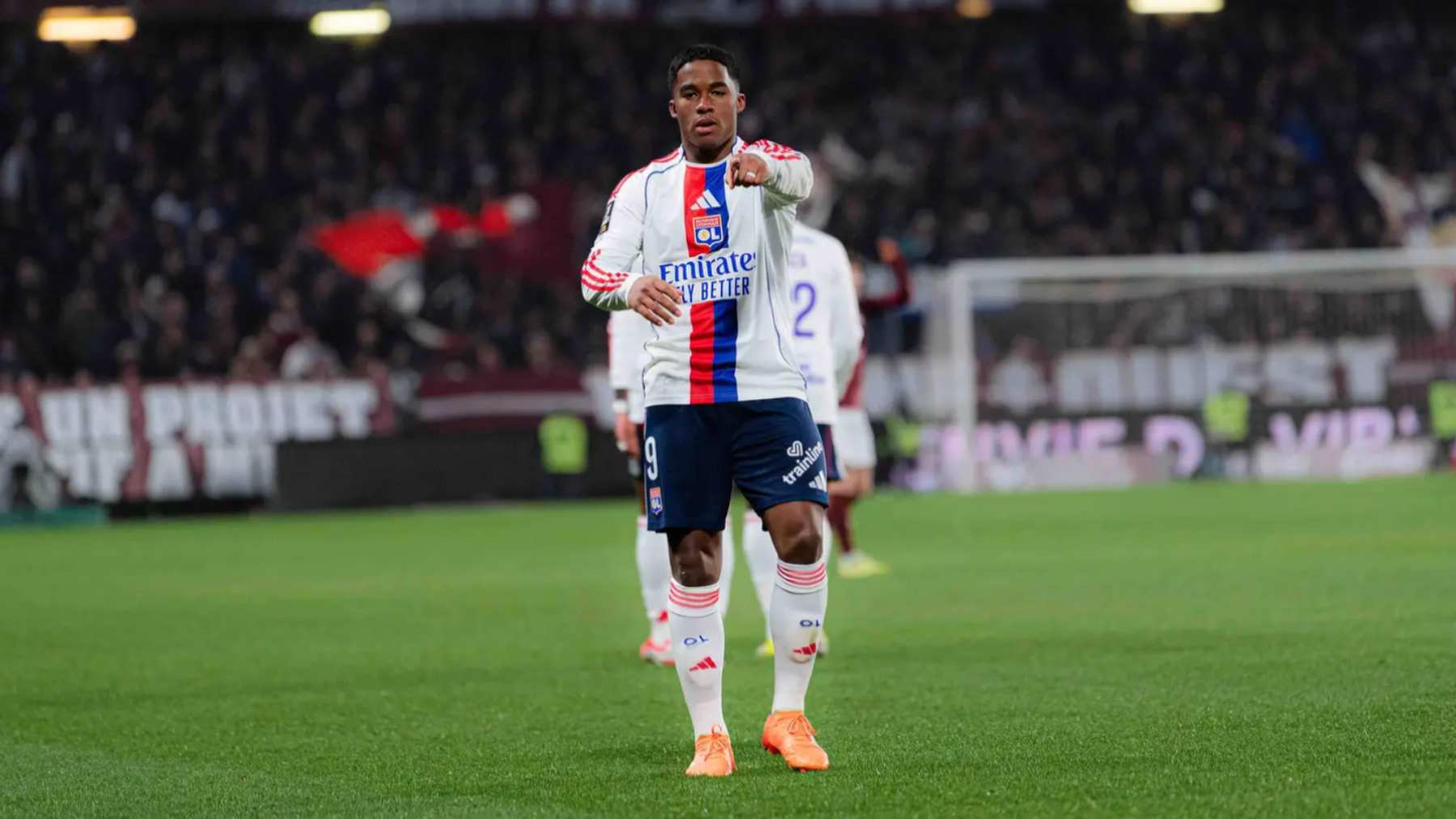 A Endrick ya le queda pequeño el Lyon
